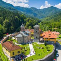 MANASTIR RAČA - SMEŠTAJ NA TARI - Vikendice, apartmani, brvnare ...
